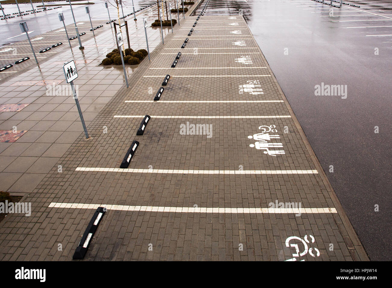 Family parking space hi-res stock photography and images - Alamy