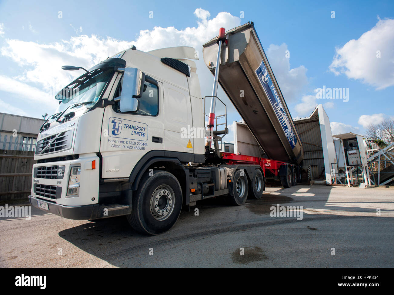 Vehicle tipping hi-res stock photography and images - Alamy