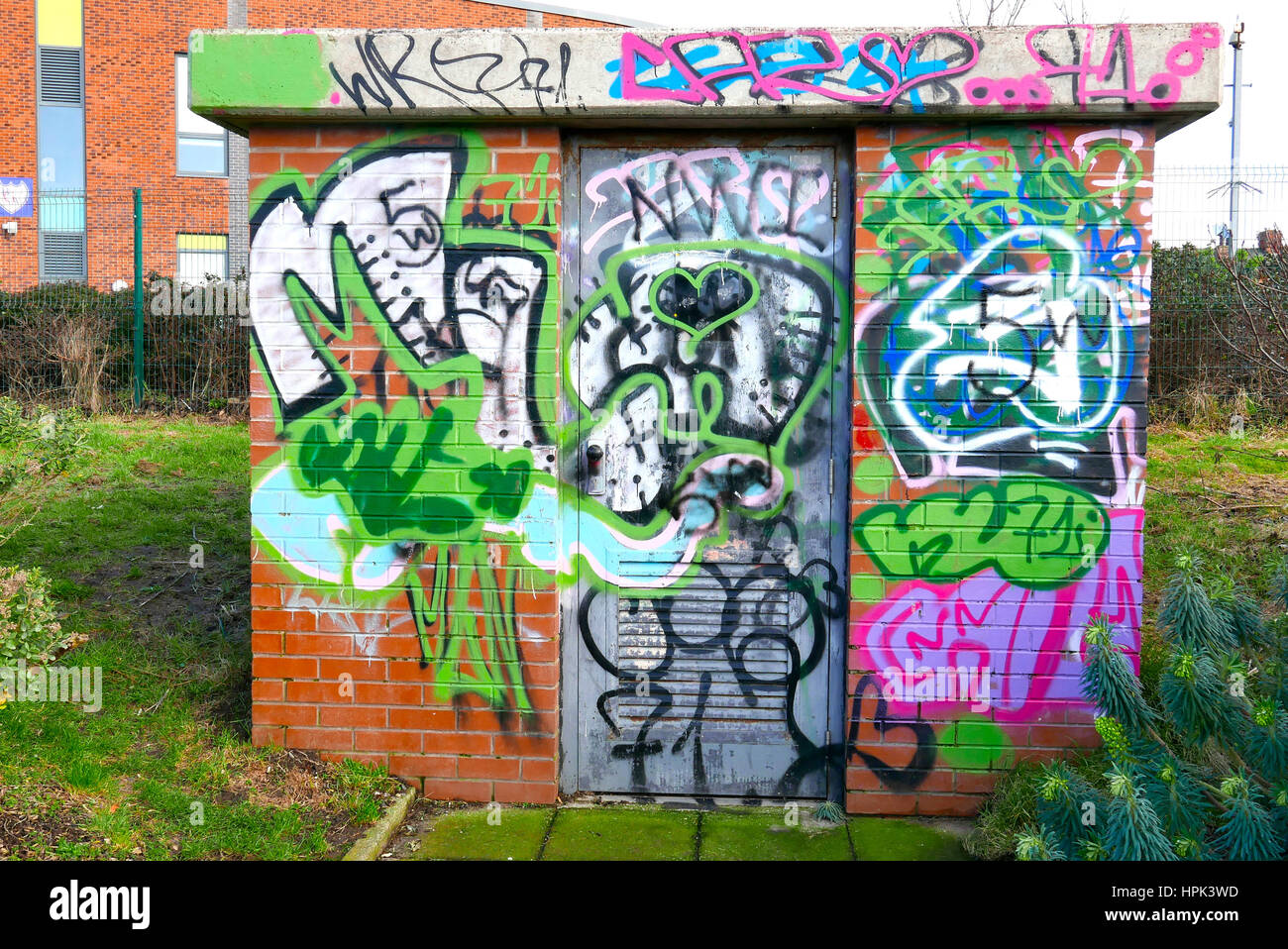 Graffiti on electricity sub station Stock Photo - Alamy