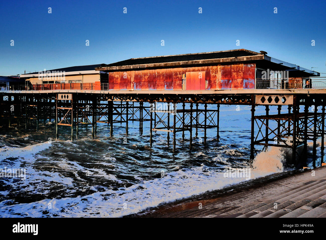 Waves breaking underneath South pier Blackpool Stock Photo - Alamy