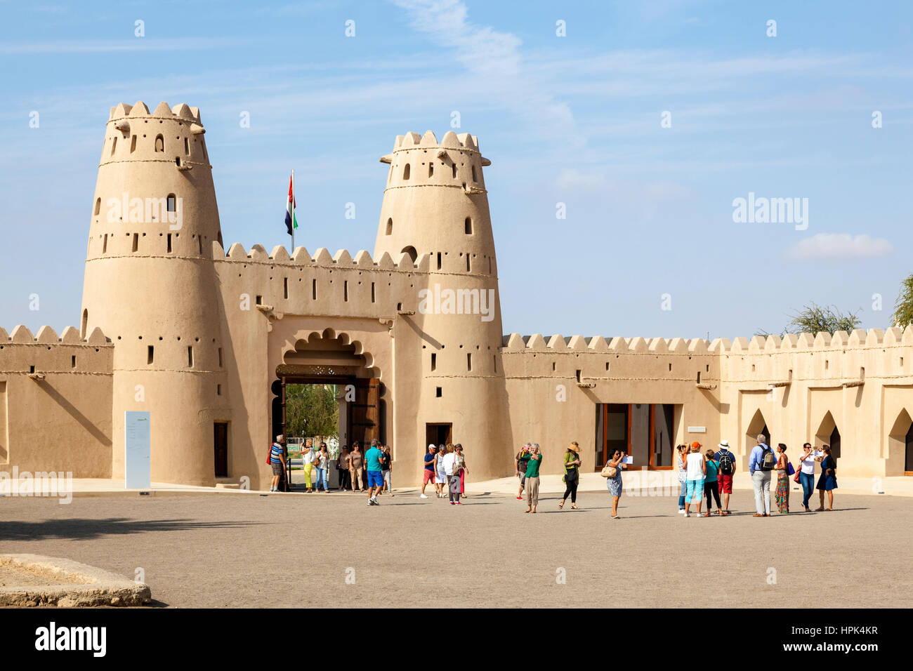AL AIN, UAE - NOV 29, 2016: Group of tourists visiting the historic Al ...
