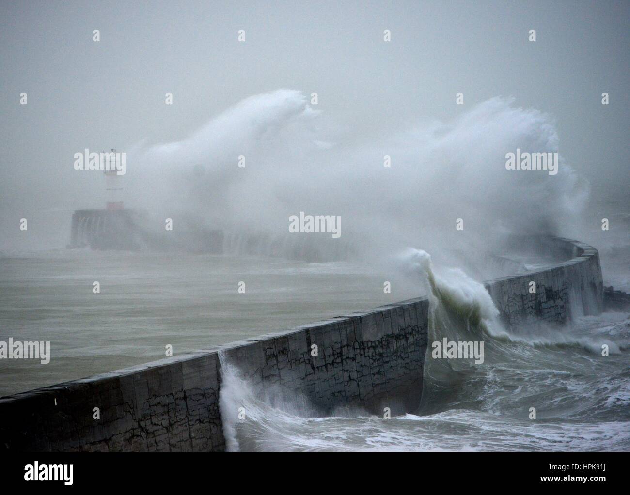 Storm causing waves hi-res stock photography and images - Alamy