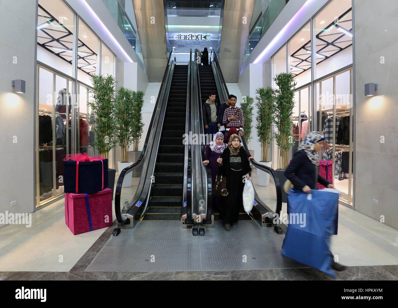 First strip mall hi-res stock photography and images - Alamy