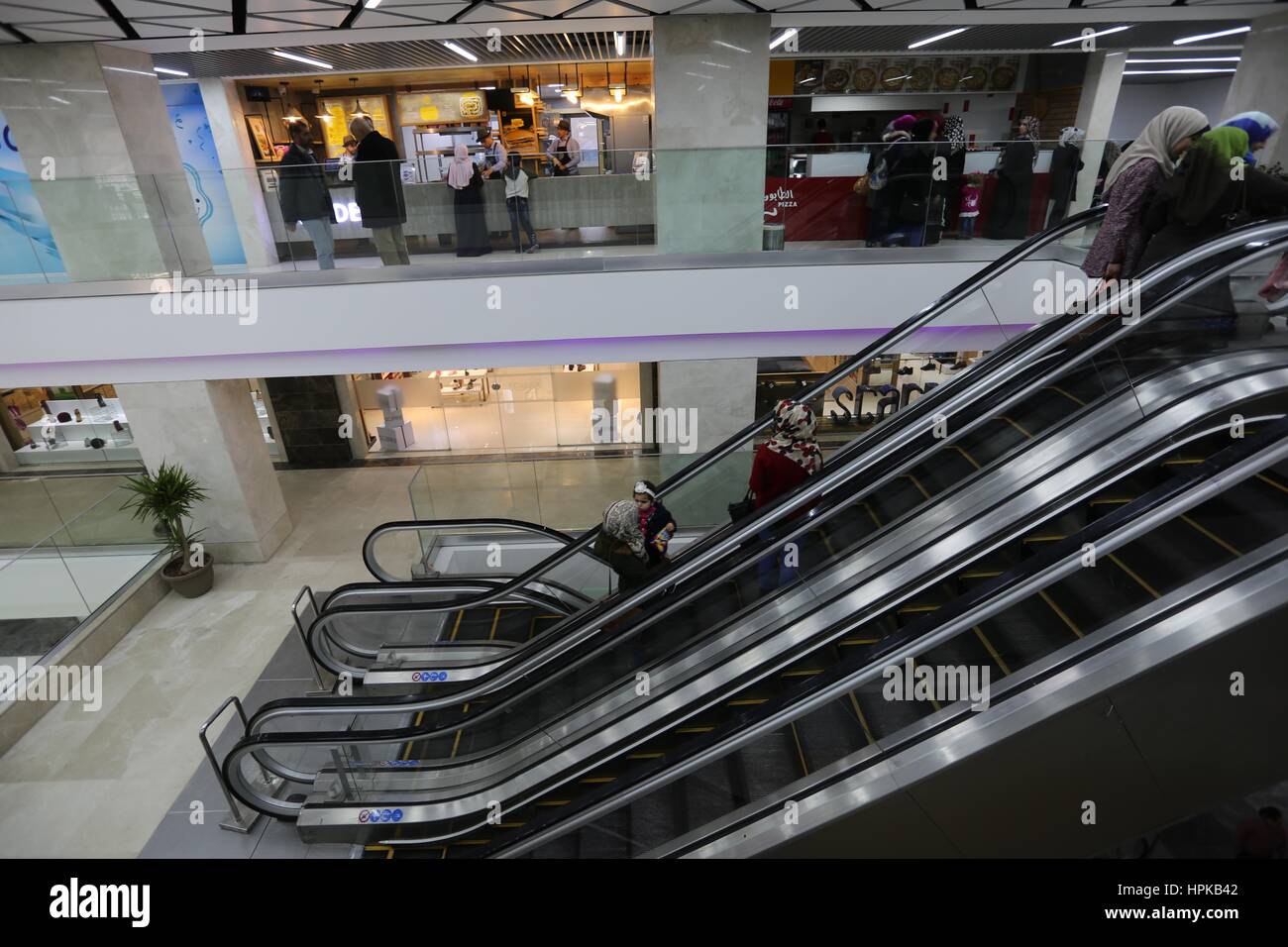 Israeli shop owners hi-res stock photography and images - Alamy