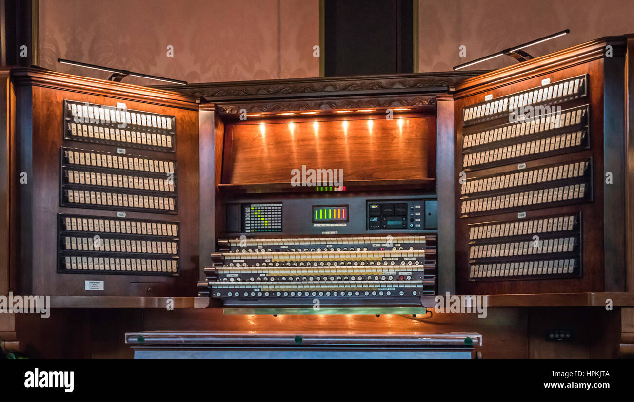 Electronic organ hi-res stock photography and images - Alamy