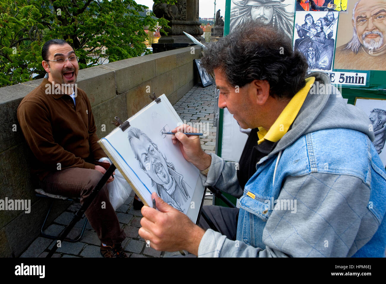 Cartoonist drawing picture hi-res stock photography and images - Alamy