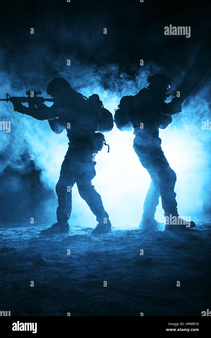 army soldiers attacking Stock Photo - Alamy