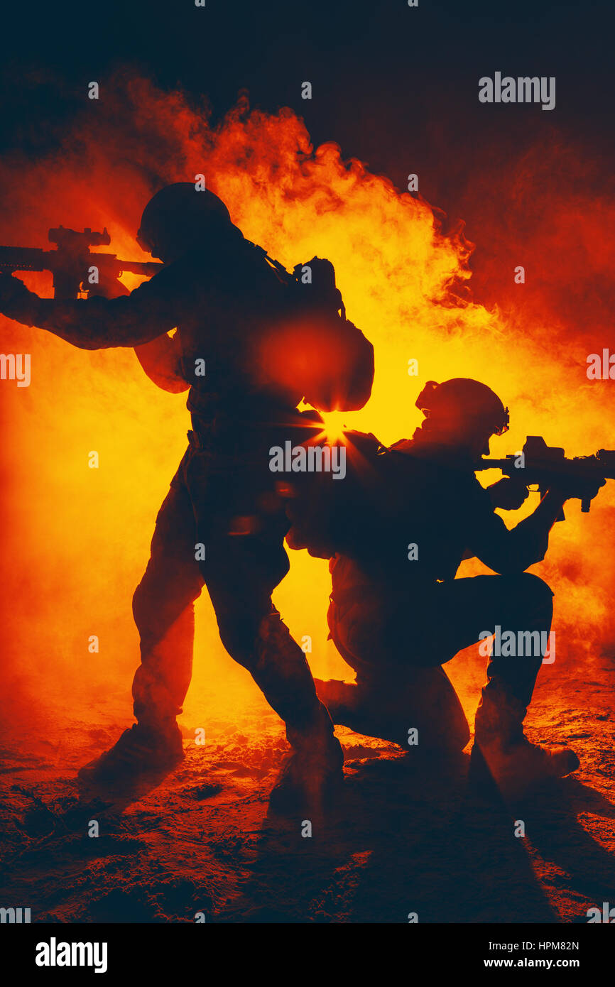 army soldiers attacking Stock Photo - Alamy