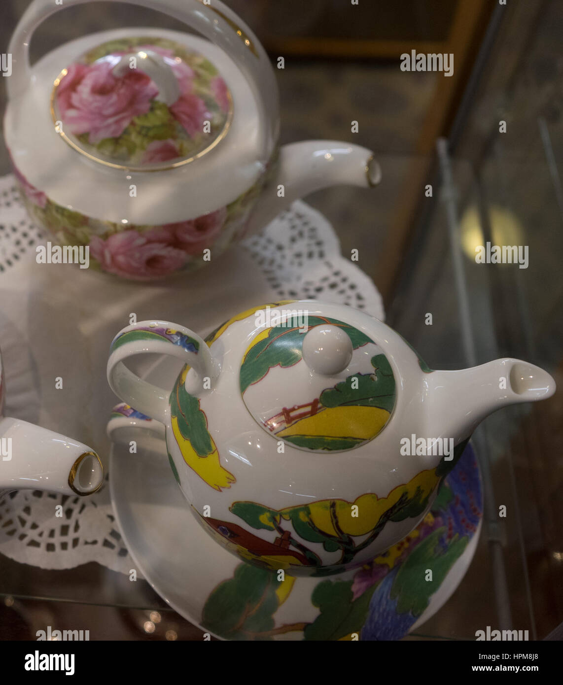 Two decorative teapots hi-res stock photography and images - Alamy