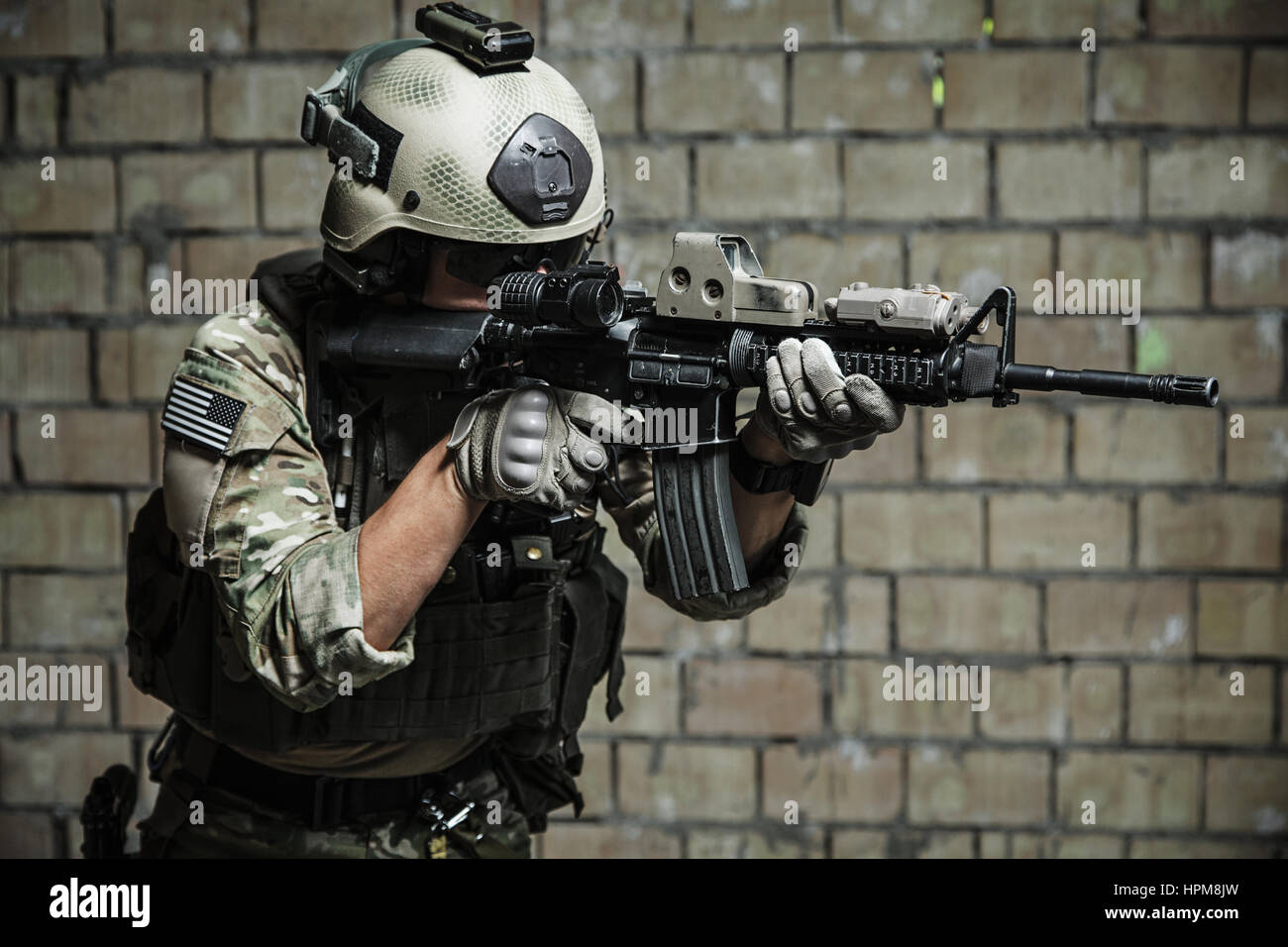 US Army Ranger aiming rifle Stock Photo - Alamy