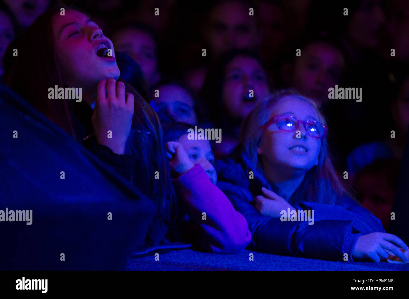 Girl in concert crowd hi-res stock photography and images - Alamy