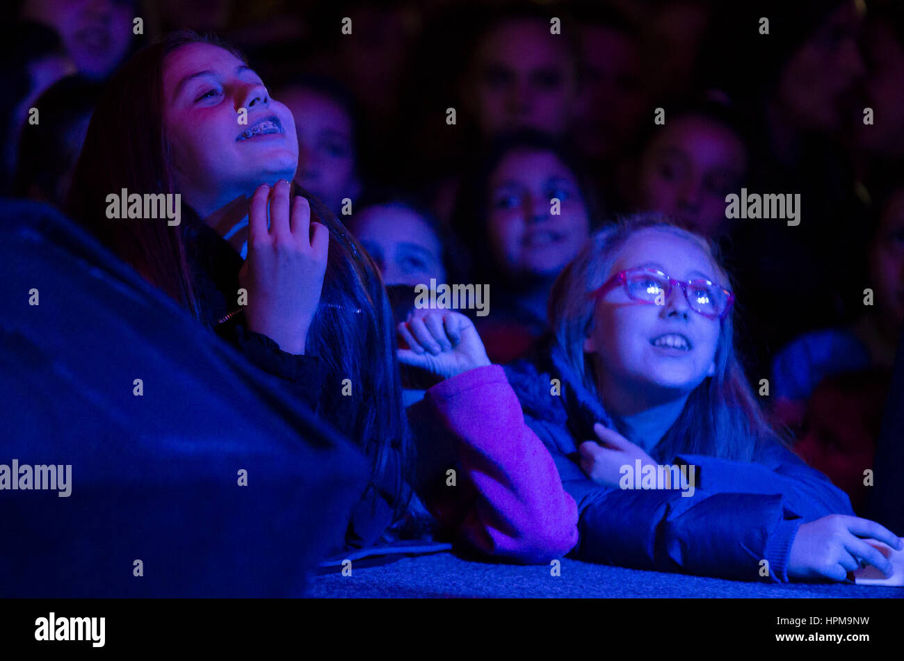 Girl in concert crowd hi-res stock photography and images - Alamy