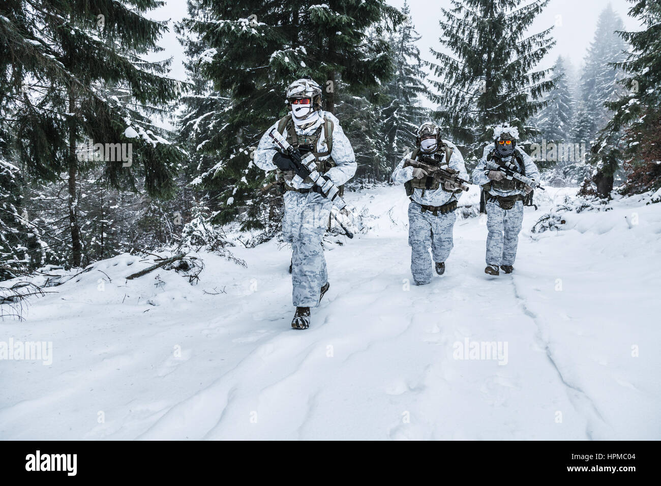 Snow rifle soldiers camouflage hi-res stock photography and images - Alamy