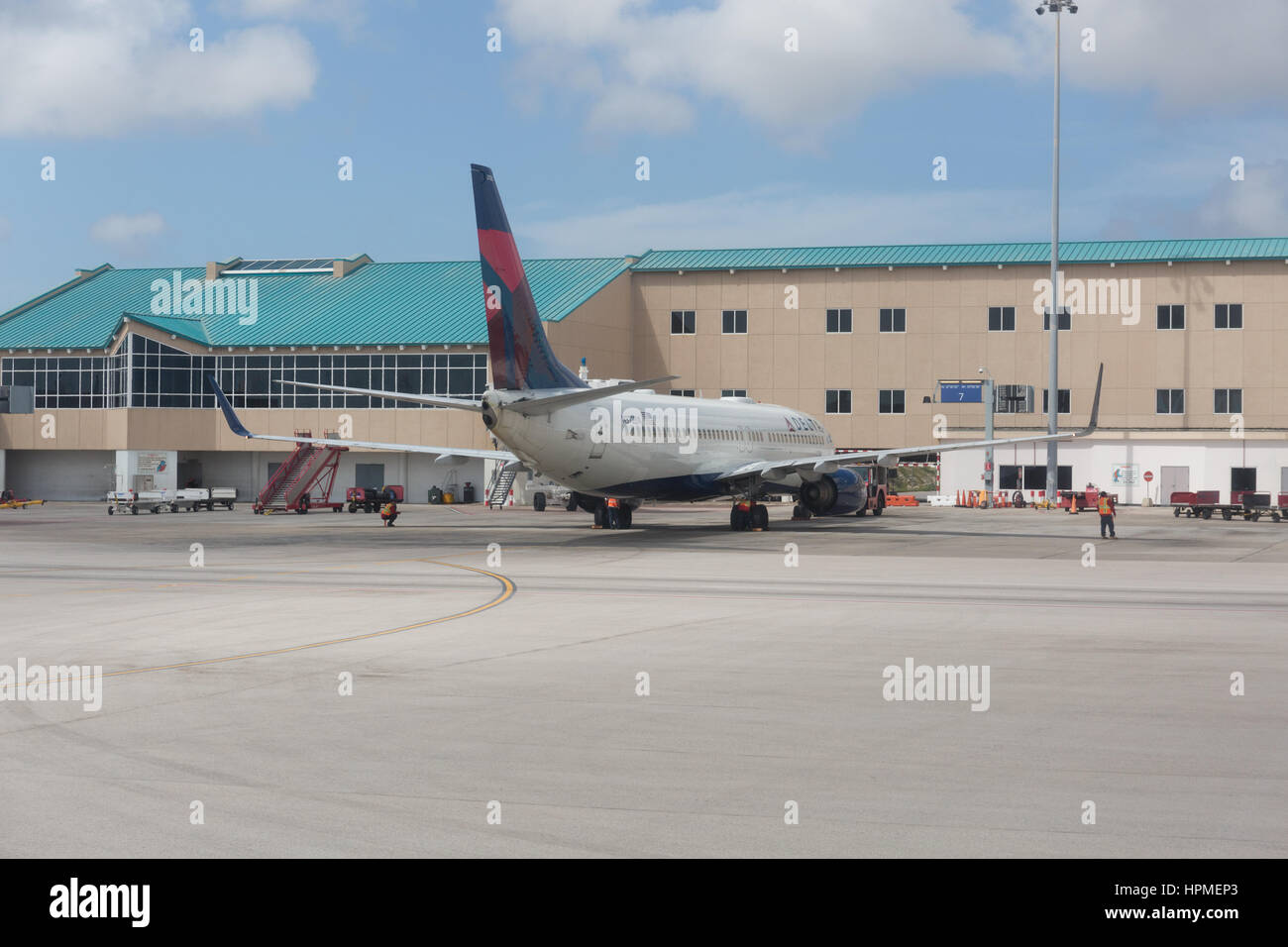 Delta Airlines plane at Aruba International airport Stock Photo - Alamy
