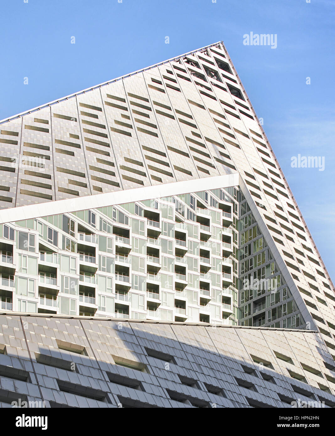 Facade with void of residential courtyard. VI› 57, New York, United ...