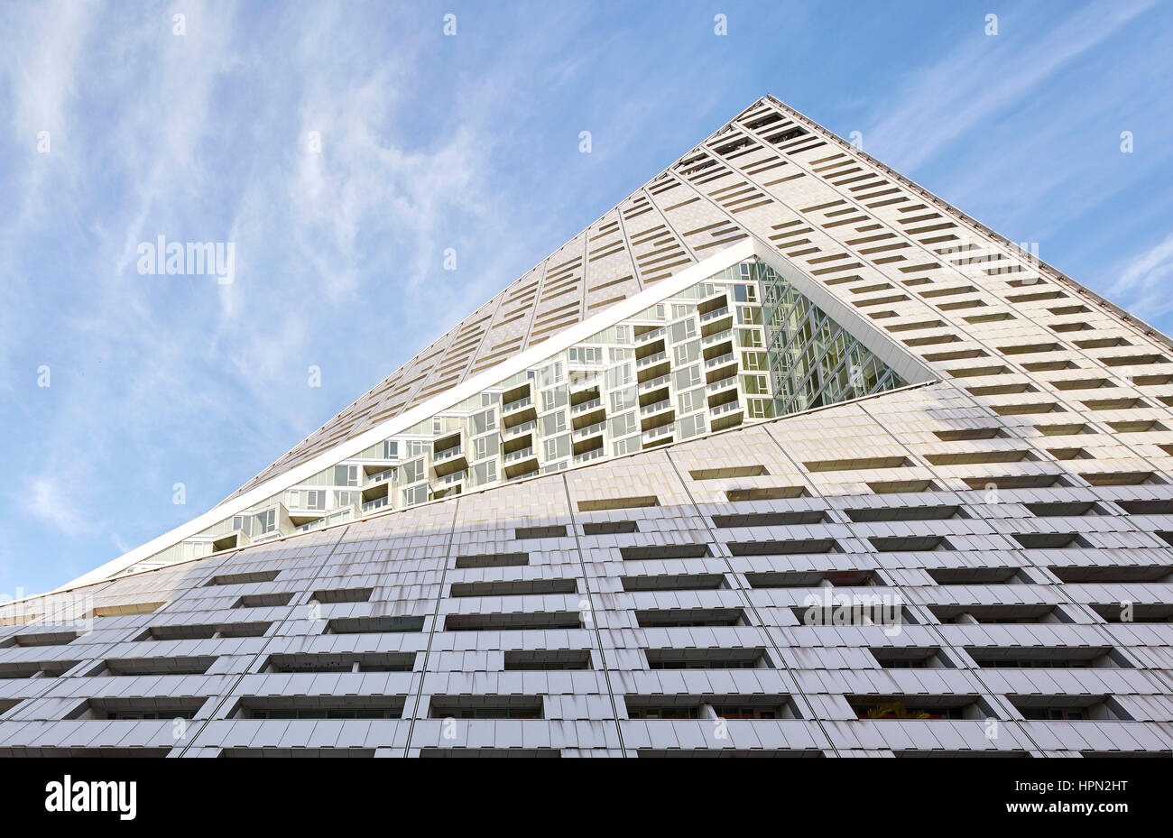 Facade with void of residential courtyard. VI› 57, New York, United ...