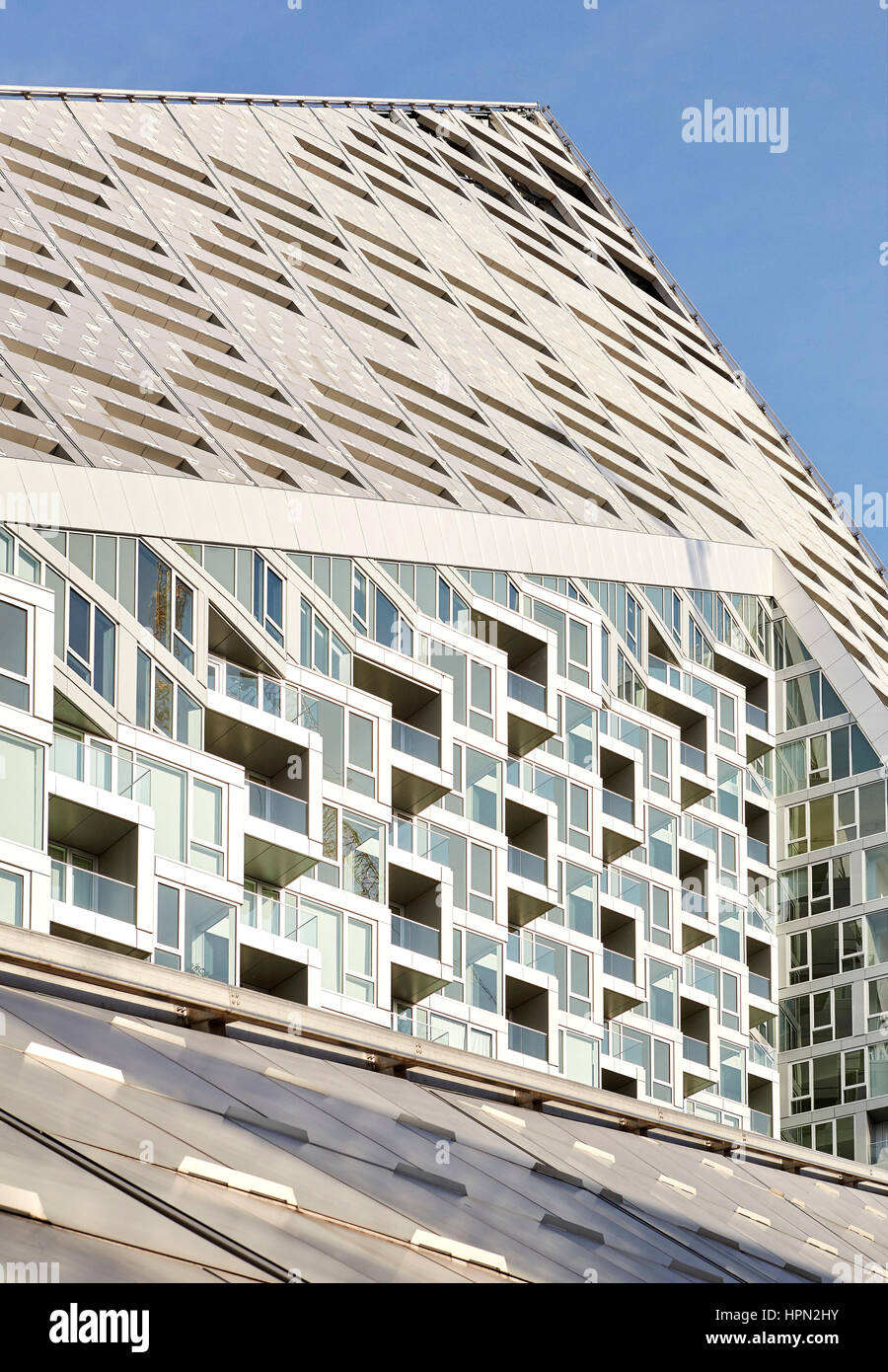 Facade details with void of residential courtyard. VI› 57, New York ...