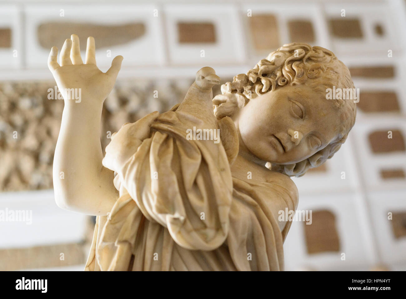 Sculpture doves hi-res stock photography and images - Alamy