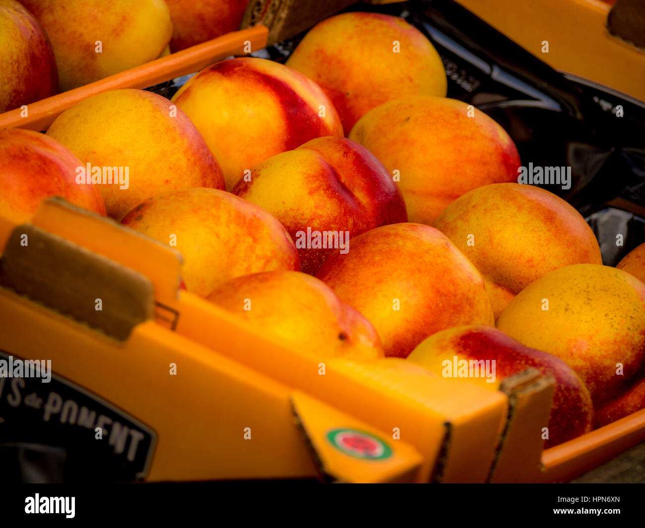 Open box of peaches hi-res stock photography and images - Alamy