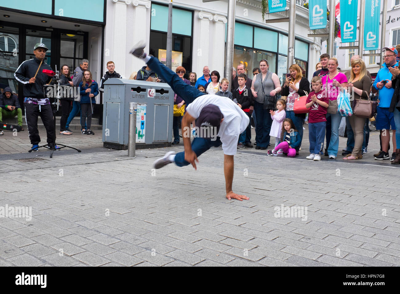 Breakdancers hi-res stock photography and images - Alamy