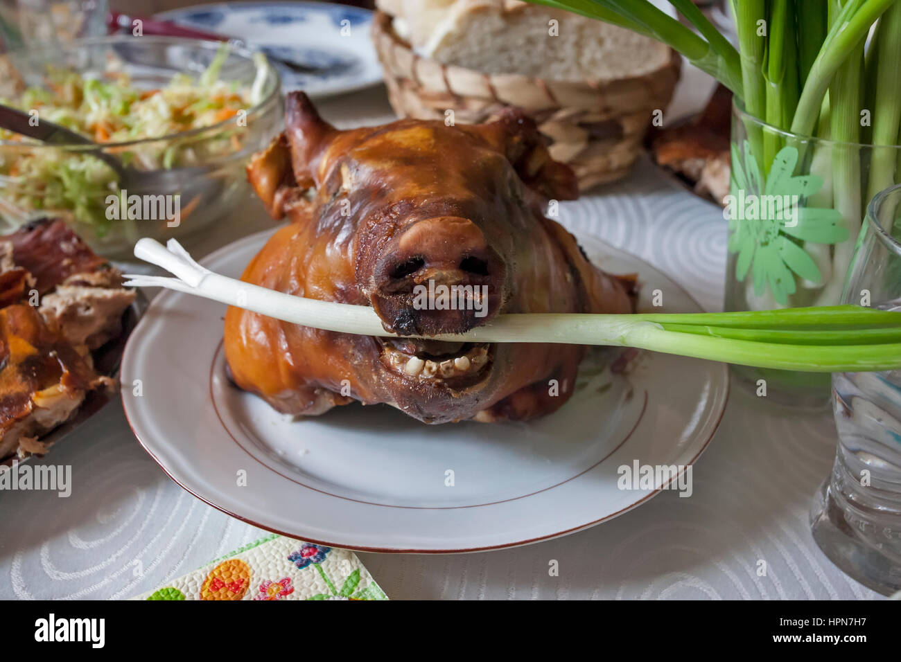 Pigs head on plate hi-res stock photography and images - Alamy