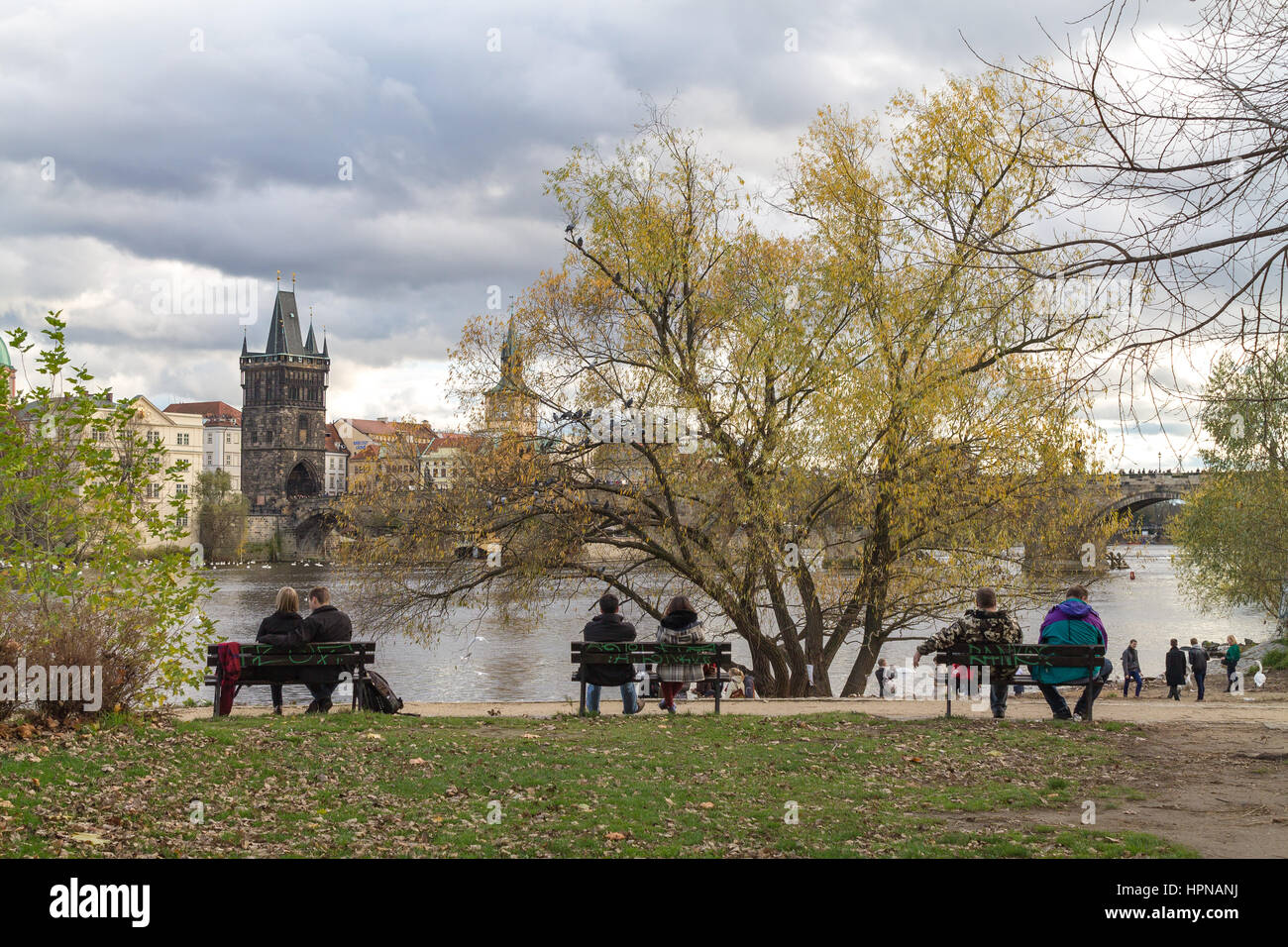 People sitting on park benches hi-res stock photography and images - Alamy