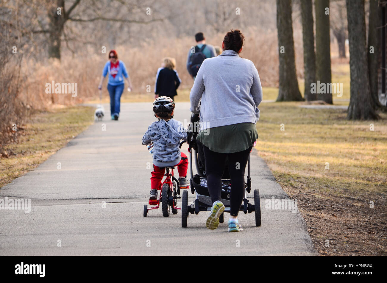 Family bike ride hi-res stock photography and images - Alamy