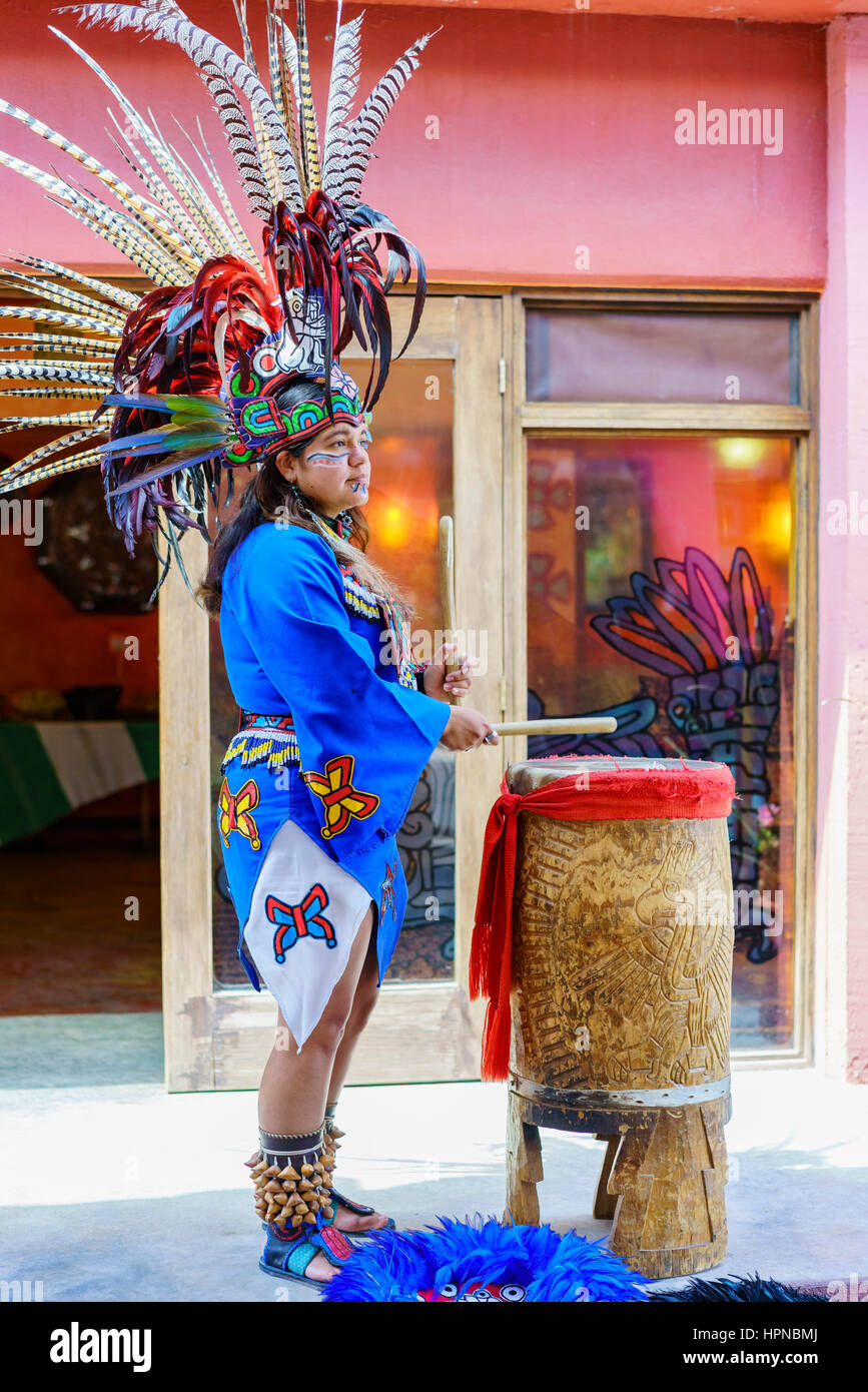 Indian performance art hi-res stock photography and images - Alamy