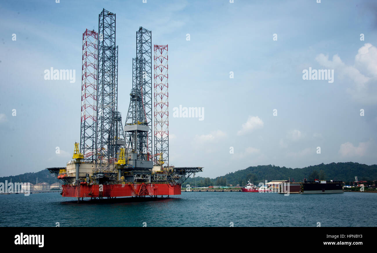 jack up rig at port during sunny day Stock Photo - Alamy