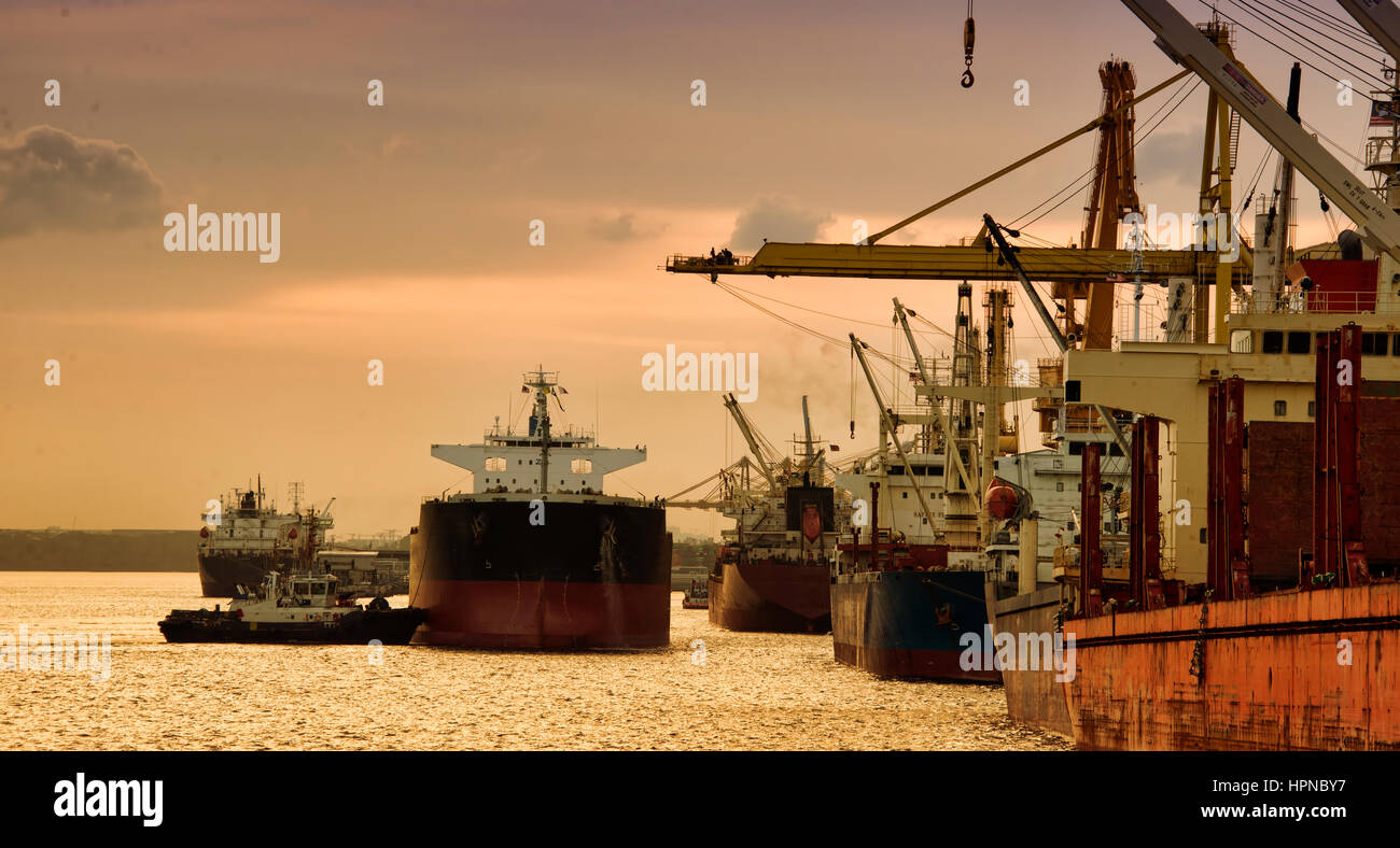 Tug pushing ship hi-res stock photography and images - Alamy