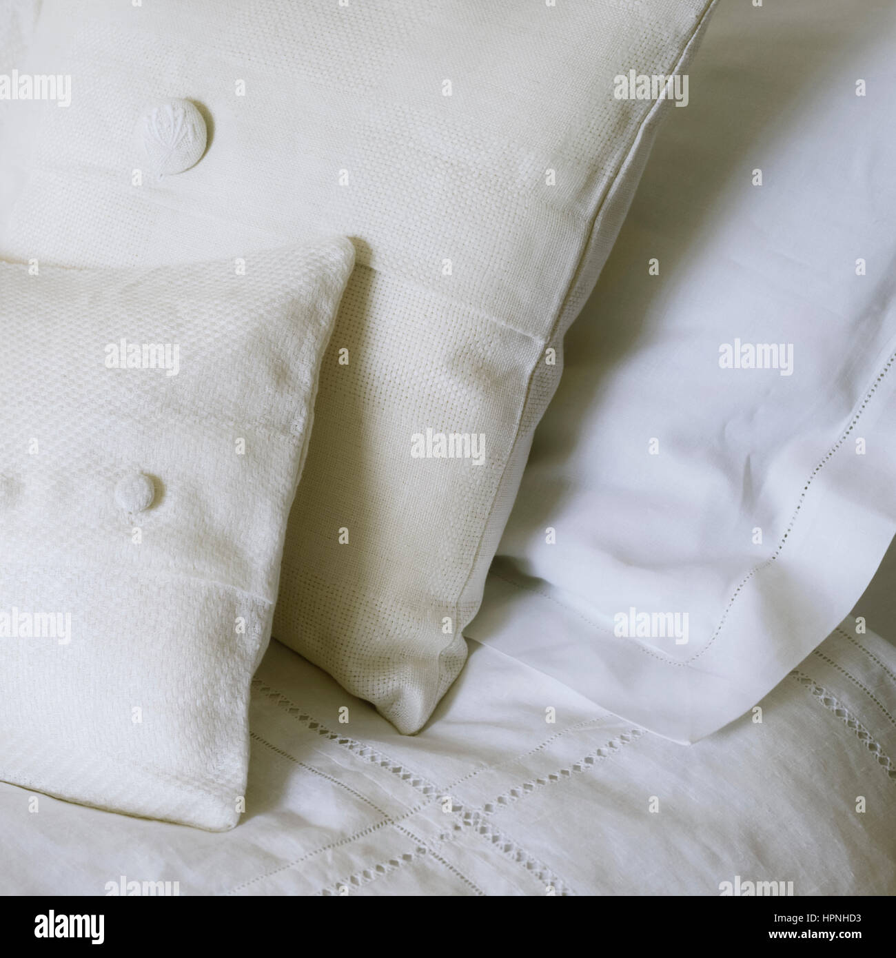 White linen cushions hi-res stock photography and images - Alamy
