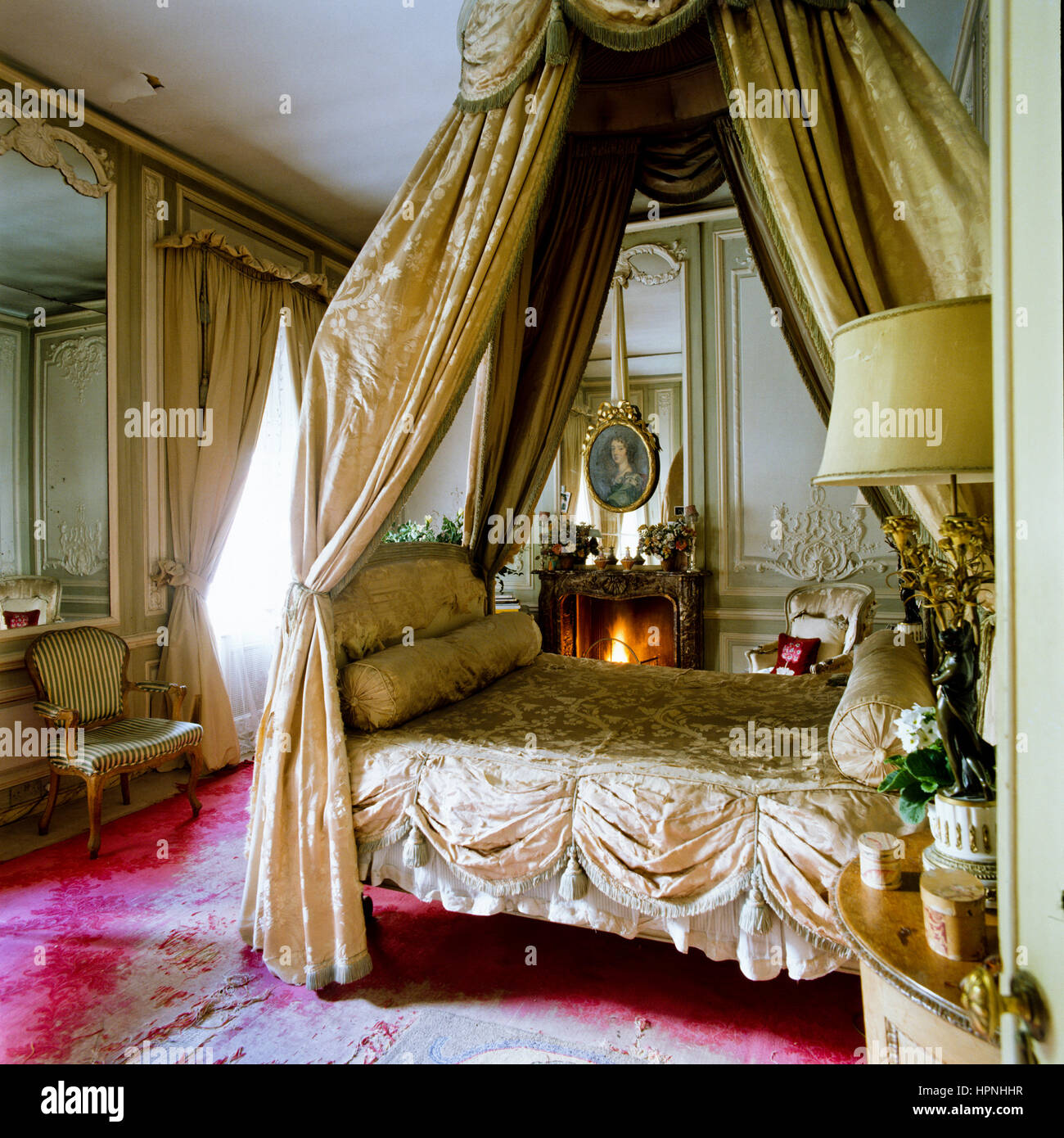 Room with four poster beds hi-res stock photography and images - Alamy