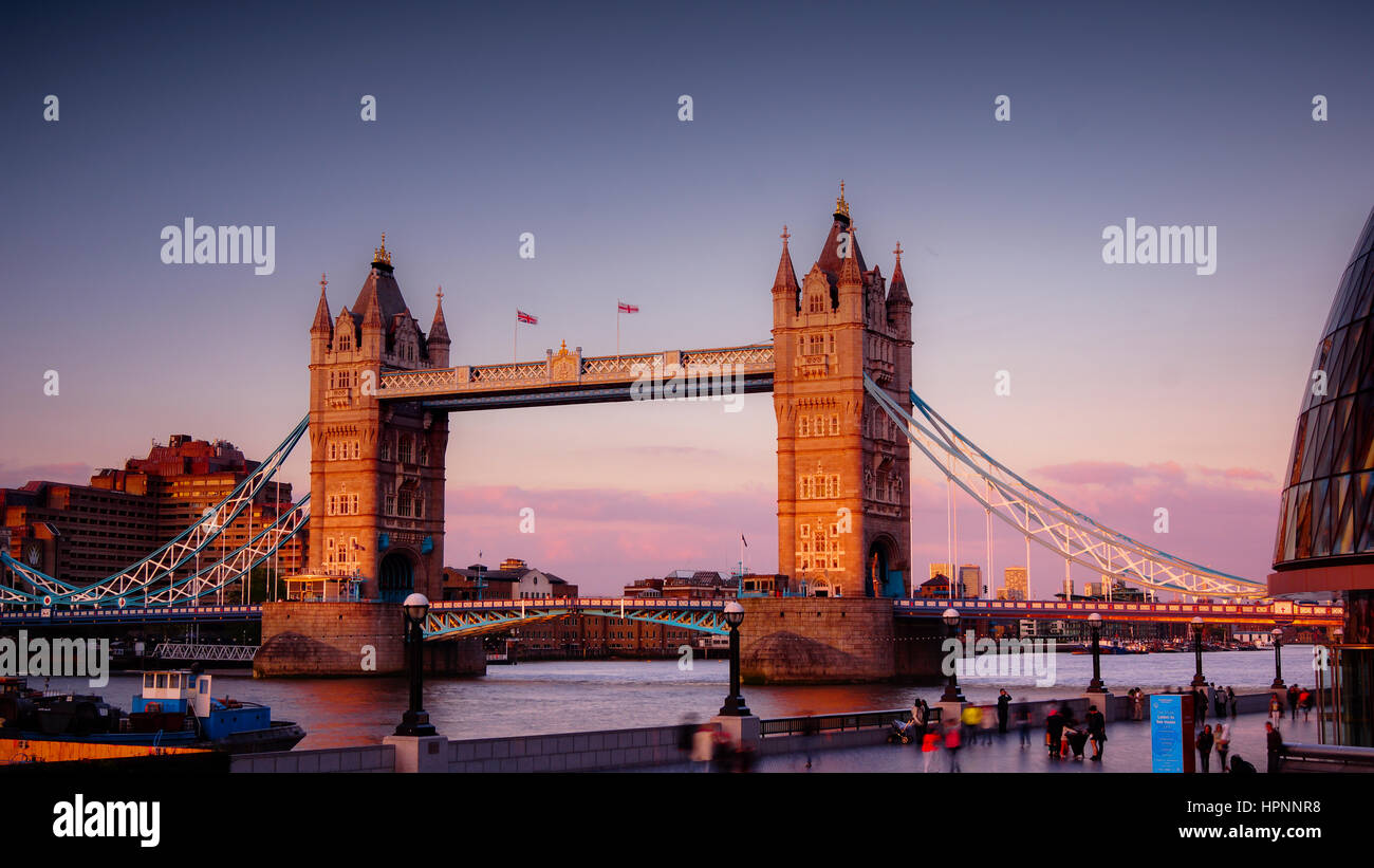 London evening sunset bus hi-res stock photography and images - Alamy