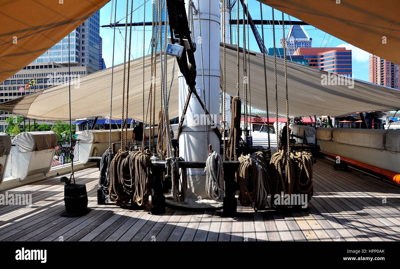 Three masted sailing ship hi-res stock photography and images - Alamy