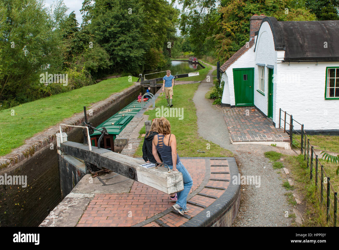 Lowsonford Lock No 31 and quaint barrel roofed lock keepers house on ...