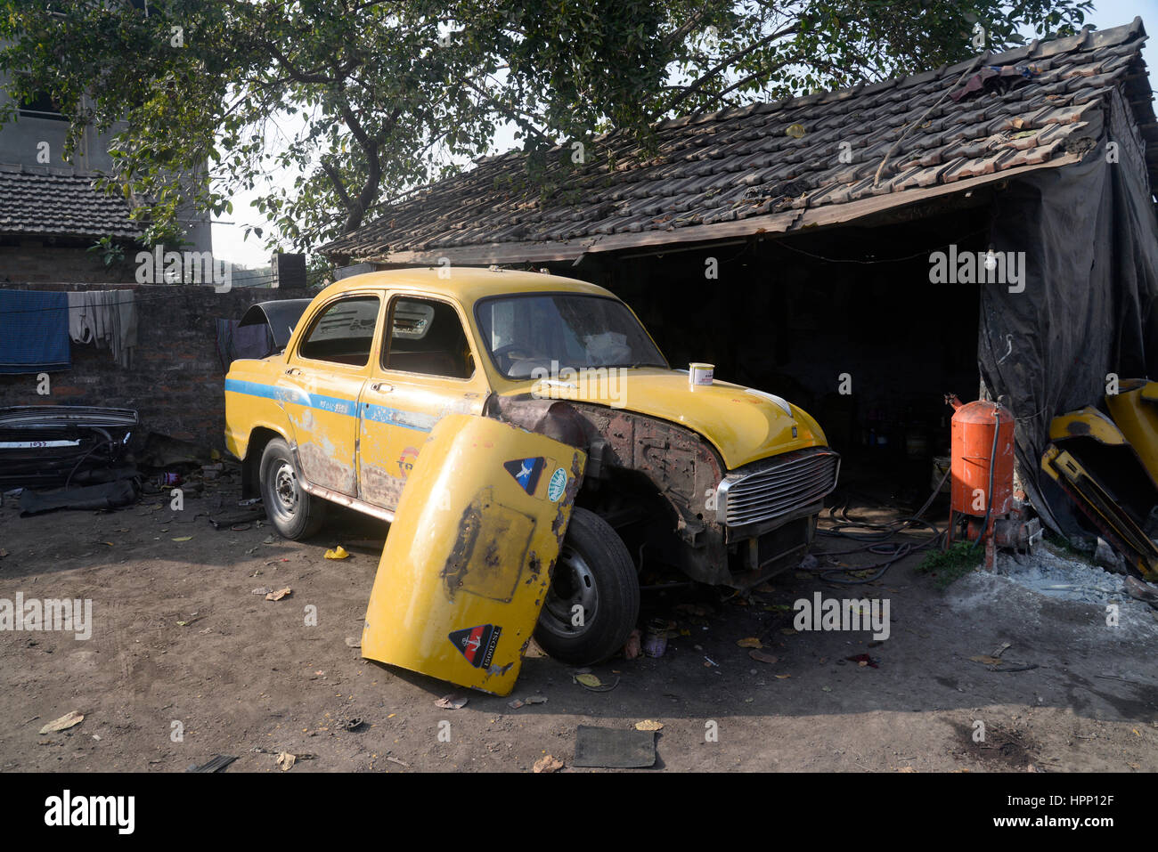 Kolkata, India. 23rd Feb, 2017. A small garage or workshop repairs ...