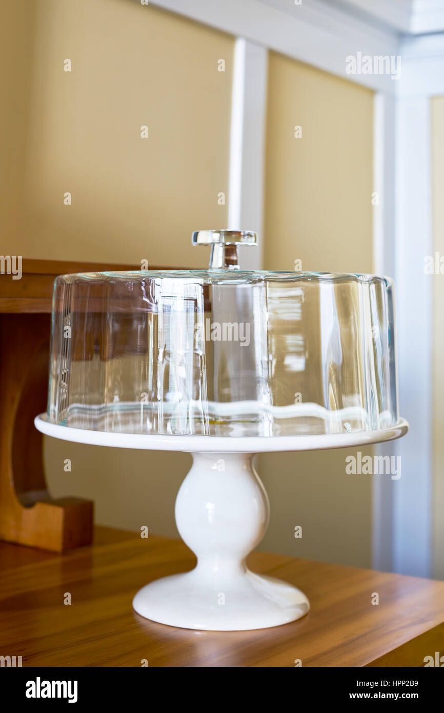 Empty cake stand hi-res stock photography and images - Alamy