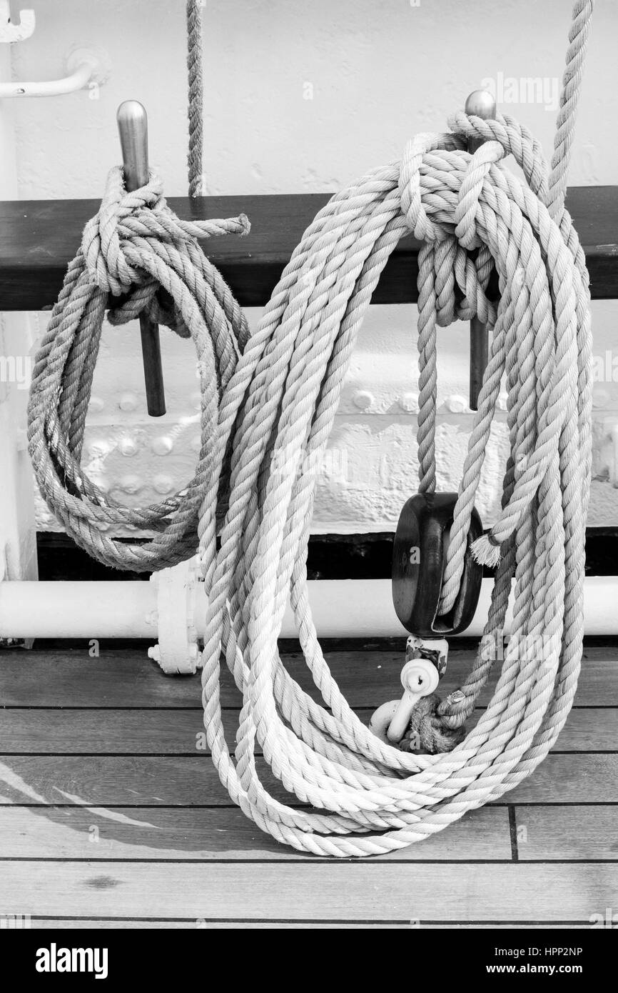 Ropes Tied To Metals On Railing In Boat Stock Photo - Alamy