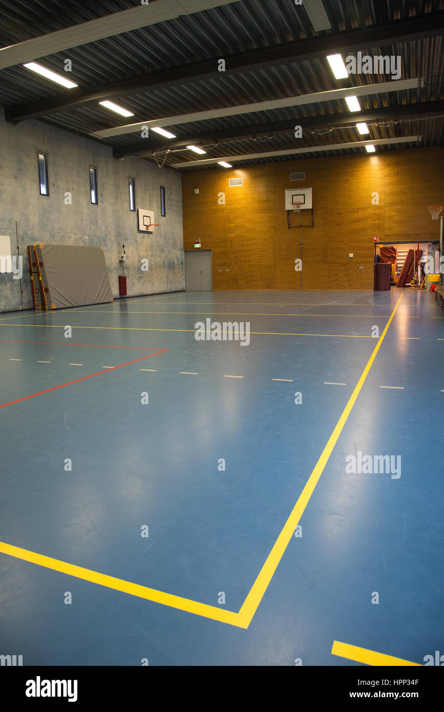 School gym basketball hi-res stock photography and images - Alamy