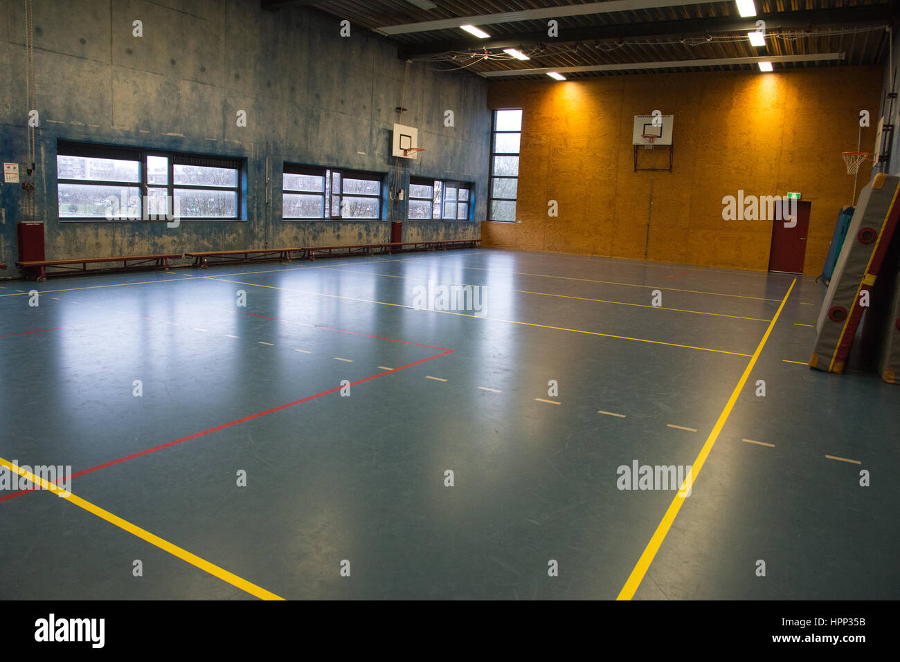 High school gym hi-res stock photography and images - Alamy