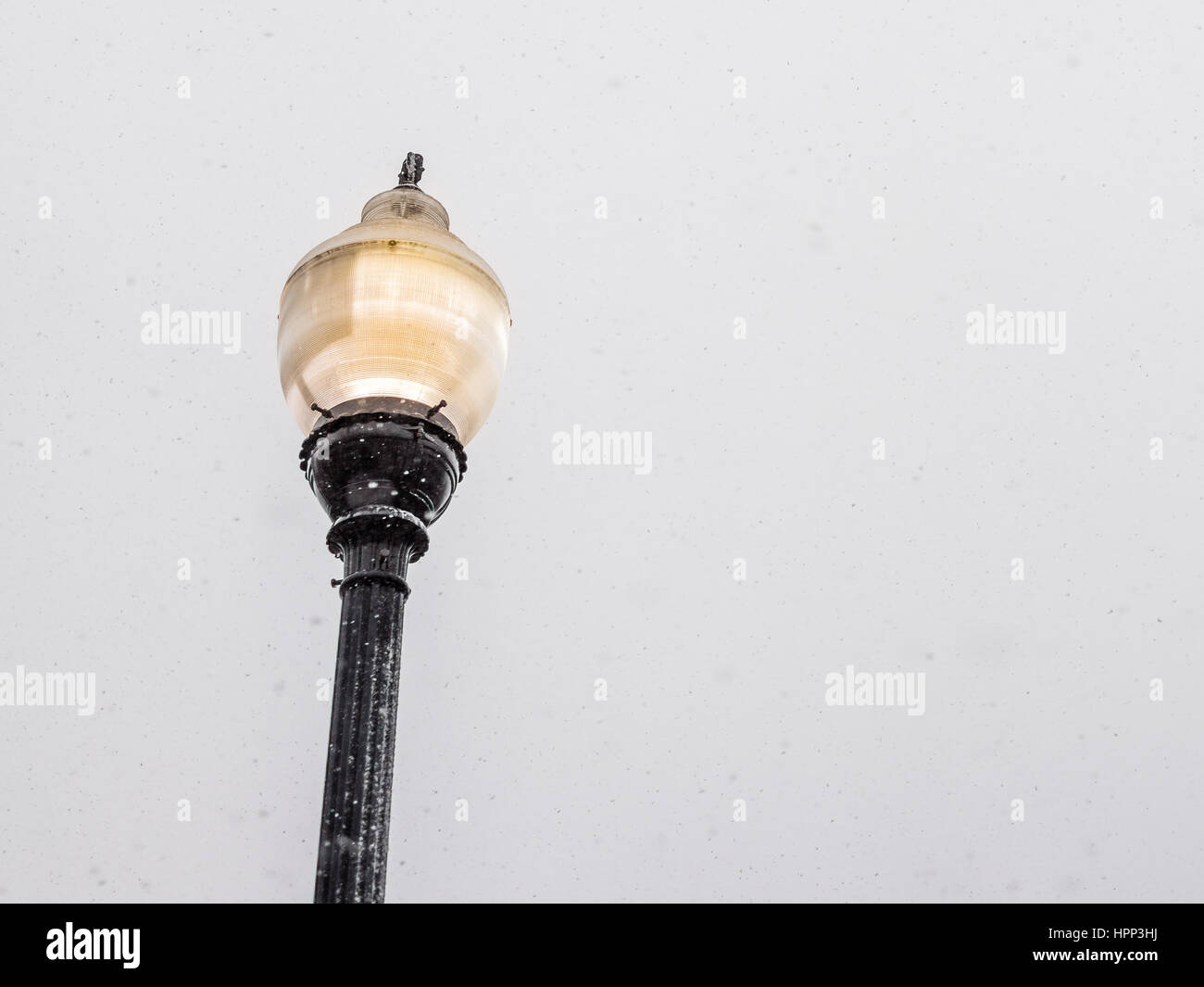 Isolated yellow lamp post lantern during winter snow Stock Photo - Alamy