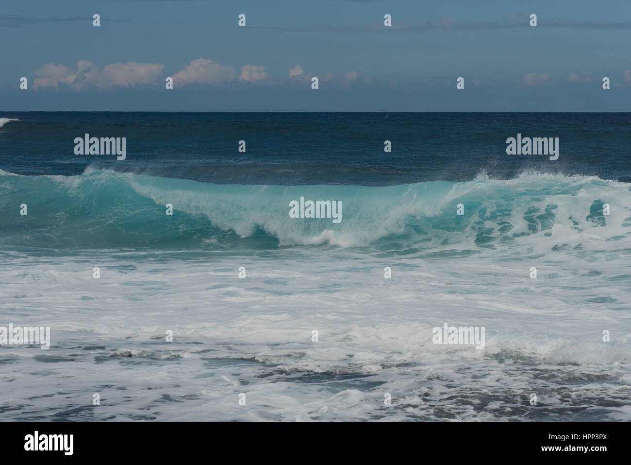 Breaking waves at the North Shore, Oahu, Hawaii Stock Photo - Alamy