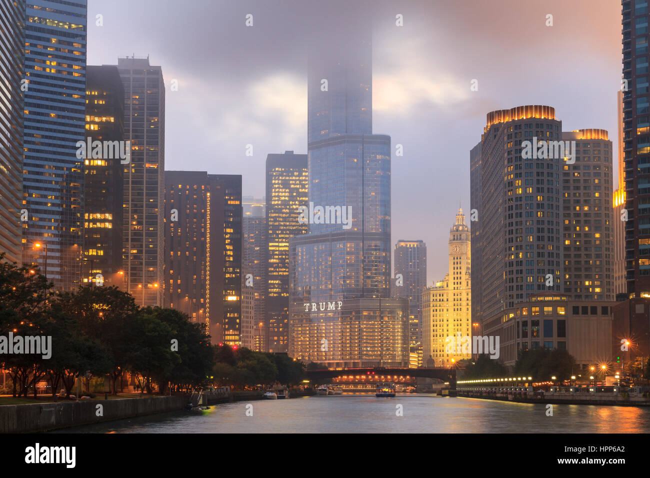 Chicago River, Trump Tower and Wrigley building, Skyscraper, Dusk ...