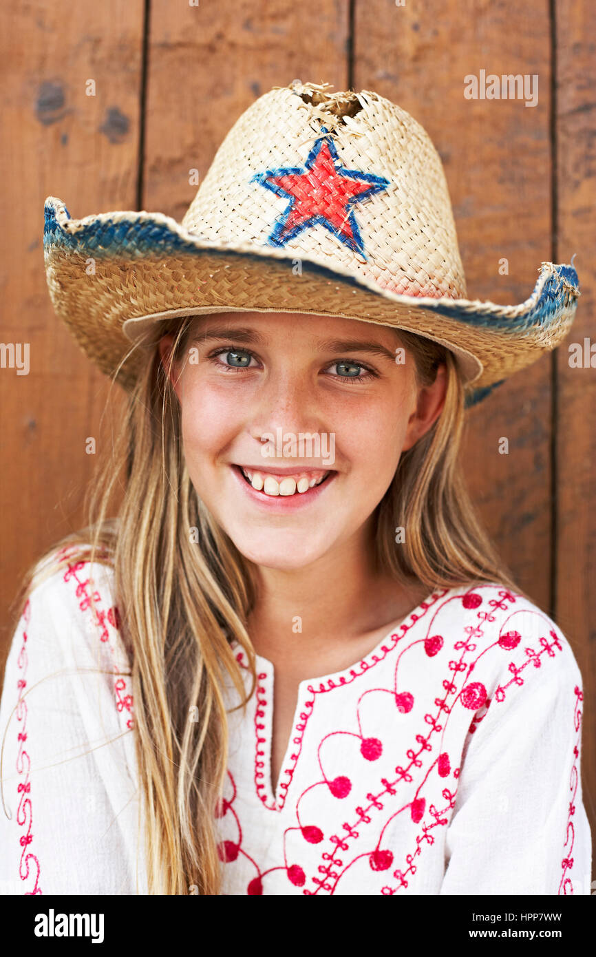 Portrait of smiling girl wearing straw hat Stock Photo - Alamy