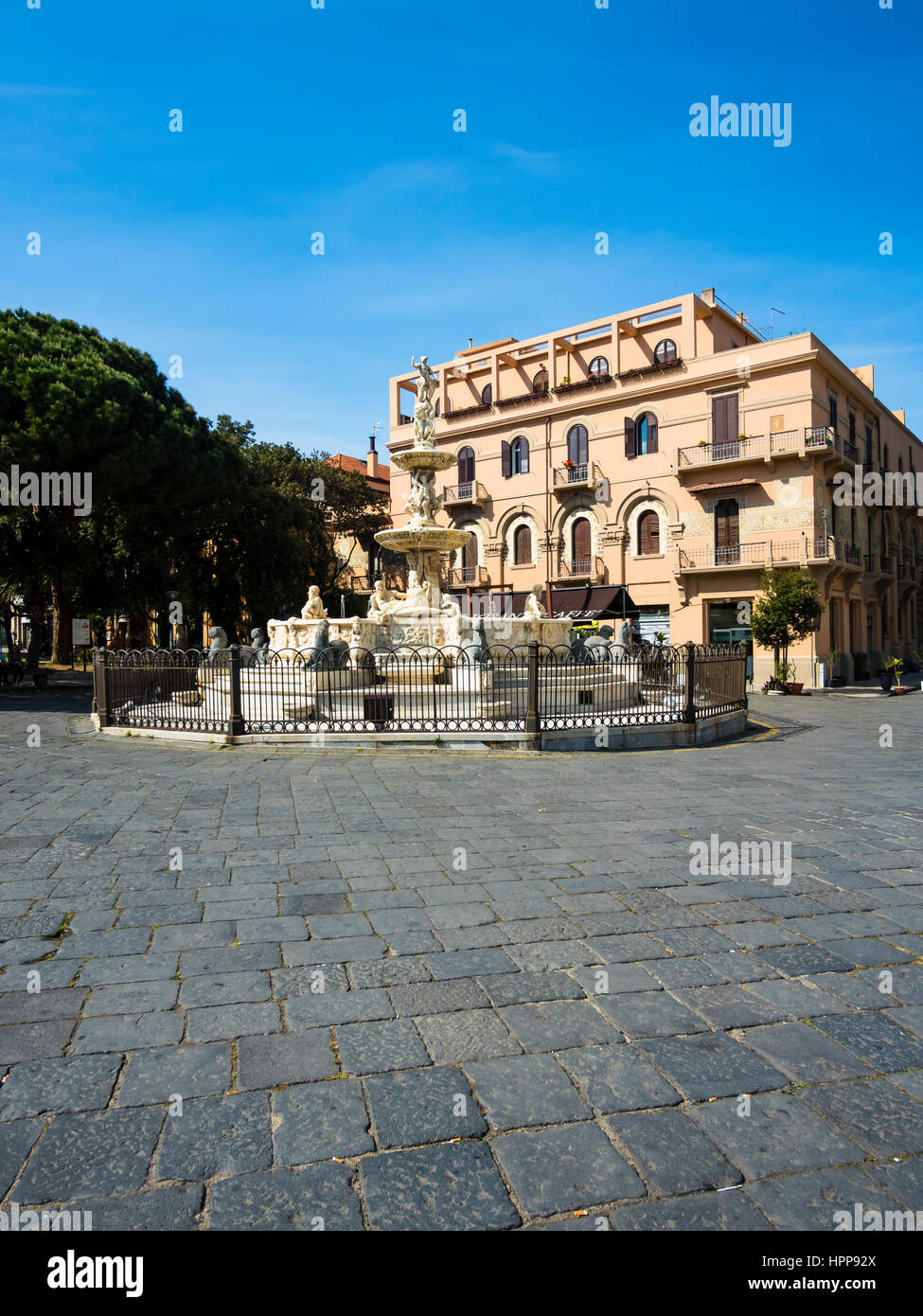 Messina duomo square hi-res stock photography and images - Alamy