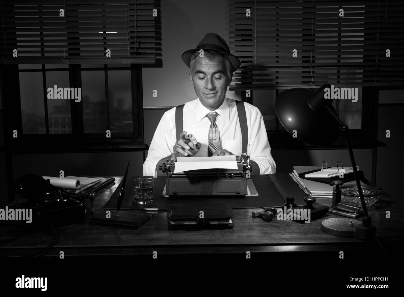 Reporter 1950s hi-res stock photography and images - Alamy