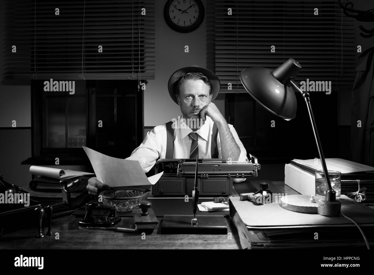 Reporter 1950s hi-res stock photography and images - Alamy