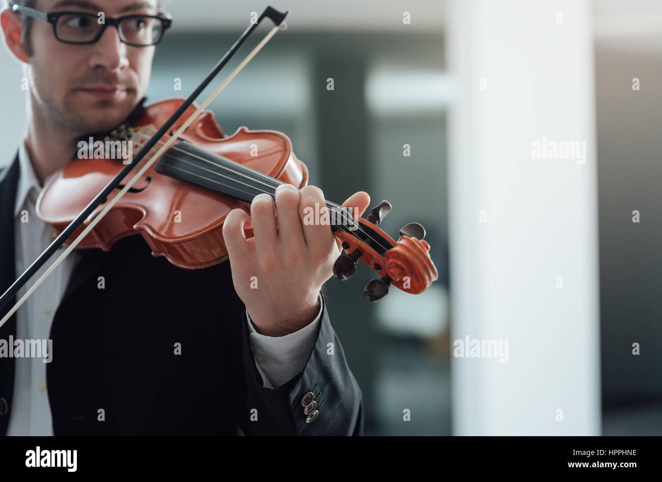 Classical solo violinist hi-res stock photography and images - Alamy