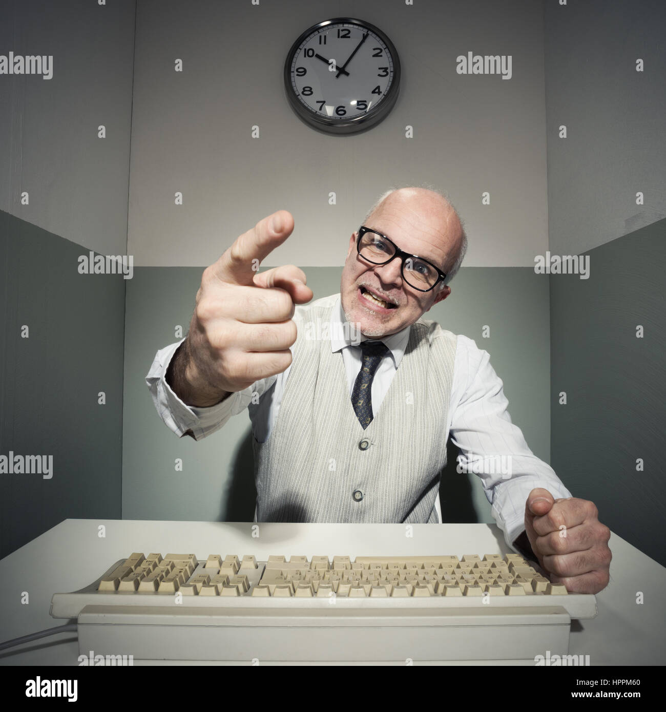 Vintage office worker pointing and yelling at computer Stock Photo - Alamy