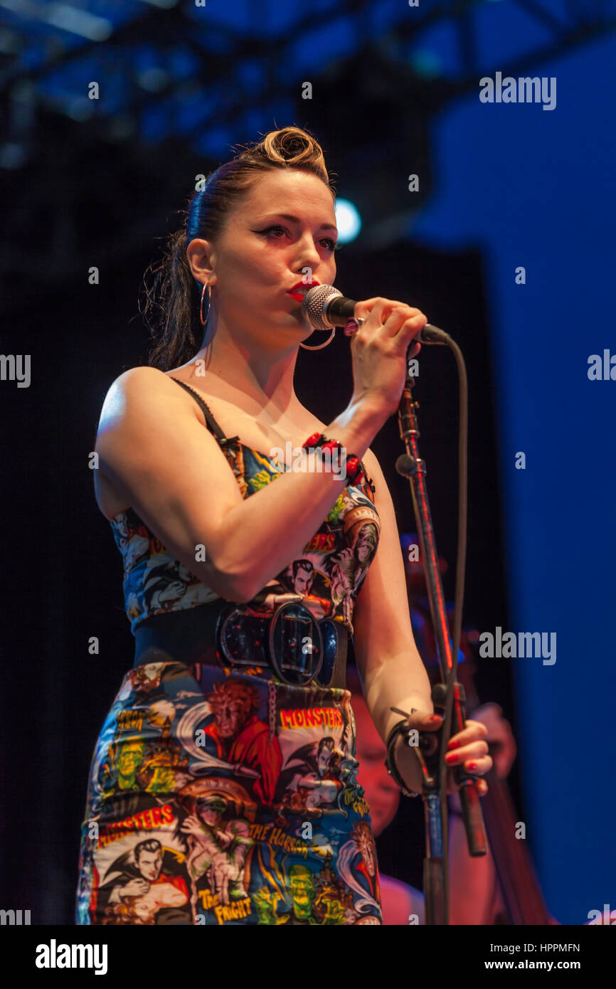 Irish female singer hi-res stock photography and images - Alamy